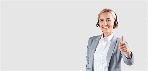 라이트 스튜디오 배경에 엄지 손가락을 보여주는 헤드셋과 행복 한 기술 지원 서비스 작업자 복사 공간 고객 서비스 담당자에 대한 스톡 사진 및 기타 이미지 Istock