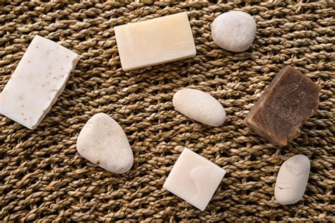 천연 친환경 솔리드 샴푸 바 컨디셔너 또는 비누가 나무 배경에 누워 있습니다 제로 폐기물과 지속 가능한 플라스틱 없는 라이프