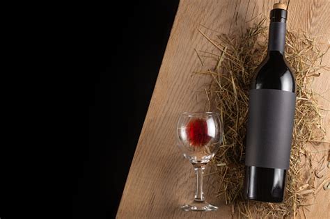 오래 된 보드에 라벨이 있는 레드 와인 1 병 와인 한 잔 와인 한 병을 조롱 합니다 위에서 보기 평평한 누워 공간 0명에 대한 스톡 사진 및 기타 이미지 Istock