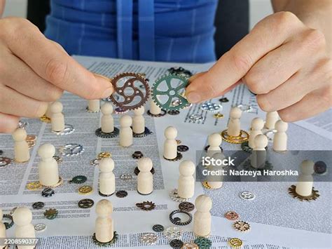 인쇄된 종이에 기어와 못을 조립하는 손은 창의적인 프로젝트 개념에서 팀워크와 협업을 상징합니다 개념에 대한 스톡 사진 및 기타 이미지 Istock