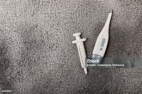 의사의 날 현대 청진기 선물 상자 및 진저 브레드는 시멘트 배경에 의료 용품의 형태로 온도계 의료용 마스크 알약 패치 형태의 진저 브레드 0명에 대한 스톡 사진 및 기타