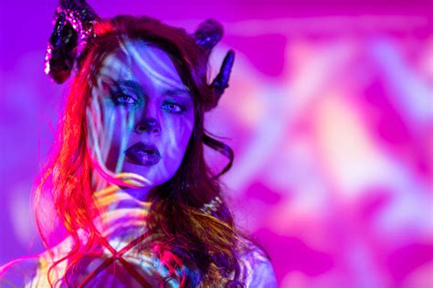 염소 자리 또는 양자리 또는 황소자리의 메이크업 조디악 징후를 가진 아름다운 젊은 여성 머리에 뿔을 가진 소녀 20 24세에