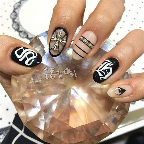 미경쌤 시술 크롬하츠 이뻐요 요즘 이 글꼴 너무 이뿌죠 하나하나 그리려면 집중력 이 엄청 필요해요 Nailwomen 손톱하는여자 신림역네일샵