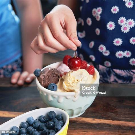 다양한 토핑 과일 사탕 스프링클러와 콘에서 아이스크림을 준비하는 어린 소녀 선데에 대한 스톡 사진 및 기타 이미지 선데