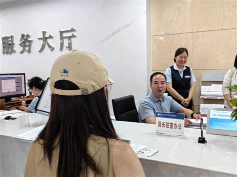 城管局长“坐窗口”服务群众“零距离”西陵区业务过程