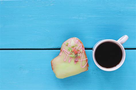 하트 모양 도넛과 나무 파란 테이블에 커피 한 잔 상단보기 0명에 대한 스톡 사진 및 기타 이미지 0명 달콤한 음식 마실 것 Istock
