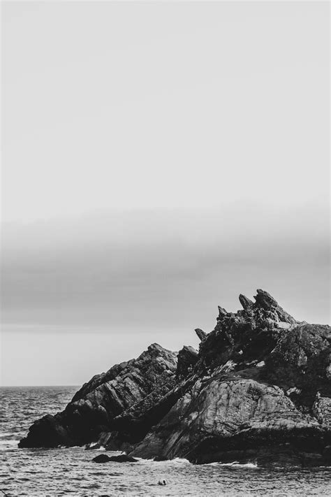 Foto Zum Thema Eine Felsige Klippe Neben Dem Wasser Kostenloses Bild Zu Fels Auf Unsplash