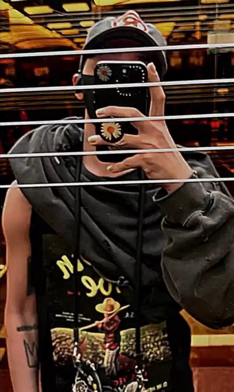 지드래곤 근육 키웠나 팔이 탄탄 손톱엔 민트색 네일아트