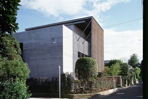 ひばりが丘ギャラリーを意識した住まい杉板化粧型枠コンクリート打ち放し外壁 jwajun watanabe associates
