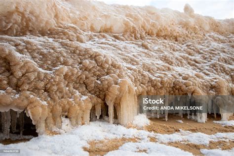 해변에 누워있는 얼음 조각 다양한 크기의 고드름 모래 언덕의 모래와 얼음의 질감 0명에 대한 스톡 사진 및 기타 이미지 0명 겨울 고드름 Istock