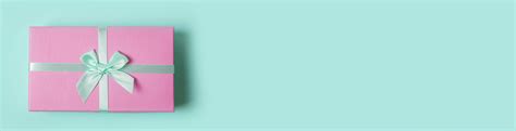 크리스마스 새해 생일 발렌타인 축하 선물 개념 블루 파스텔 배경에 분리 된 최소한의 디자인 핑크 선물 상자 플랫 레이 상단 보기 복사 공간 배너 12월에 대한 스톡 사진 및