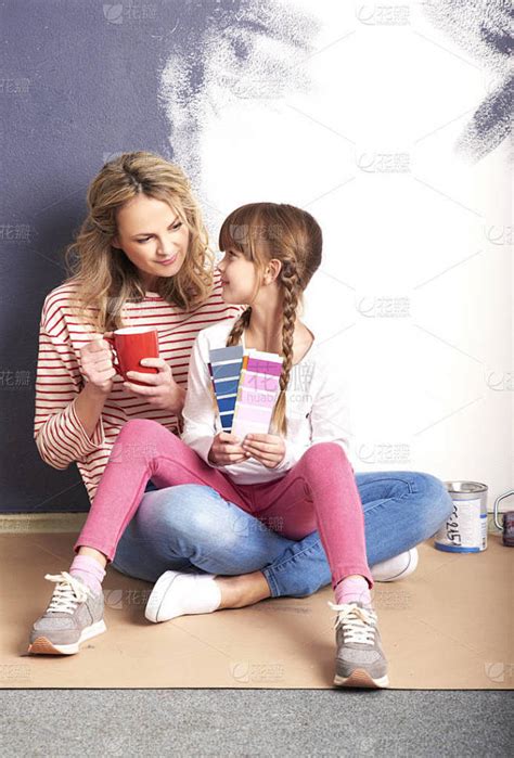 母亲和女儿围坐在一起