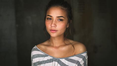 Девушка с темными волосами и конопушками на лице и обнаженными плечами · 2560x1440 Qhd And Wqhd