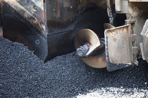 신선한 아스팔트 또는 역청을 놓는 포장 기계의 클로즈업 도로 건설 0명에 대한 스톡 사진 및 기타 이미지 0명 거리 건설 기계류 Istock