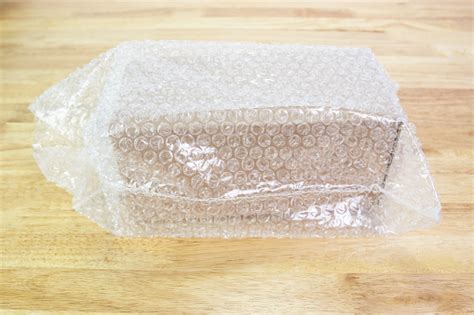 나무 테이블에 금이 보호 제품에 대한 거품 랩으로 상자를 덮고 거품 0명에 대한 스톡 사진 및 기타 이미지 0명 가방 기포 Istock