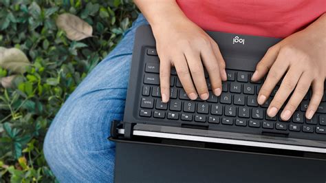 Logitech Universal Folio Case With Keyboard For Tablets CA