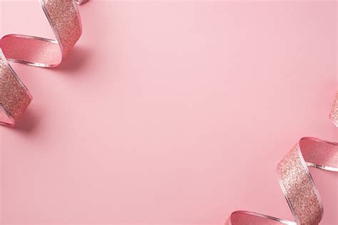 발렌타인 데이 장식의 최고 보기 사진은 카피 스페이스와 고립 된 파스텔 핑크 배경에 반짝이 핑크 곱슬 리본 개념에 대한 스톡 사진 및 기타 이미지 Istock