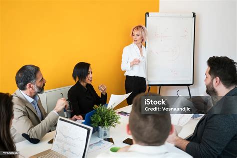 여성 보스 비즈니스 모임에서 화이트 보드에 그들의 성공이 표시 경영자에 대한 스톡 사진 및 기타 이미지 경영자 계획 기업 문화 Istock