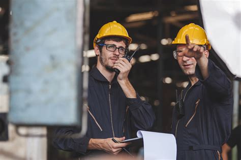 산업 공장에서 일하는 두 명의 노동자 제조 활동을 함께 작동합니다 공장의 생산 공정을 점검하고 점검하는 작업자 및 엔지니어 25 29세에 대한 스톡 사진 및 기타 이미지