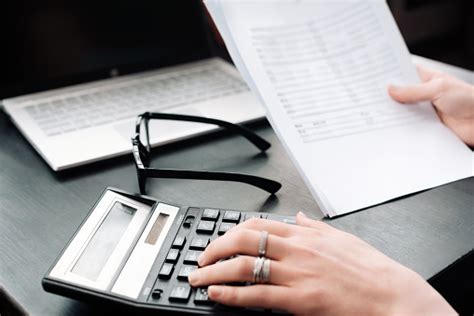 사무실에서 재정 예산을 분석하고 회계를 수행하는 전문 사업가 계산기로 재무 보고서를 계산하는 회계사 상세한 재무 분석 및 예산 책정 진행 중 20 24세에 대한 스톡 사진