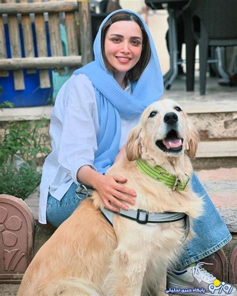 عکس ژست جالب یک سگ گلدن در کنار بهنوش طباطبایی با استایل آبی‌آسمانی روزنو