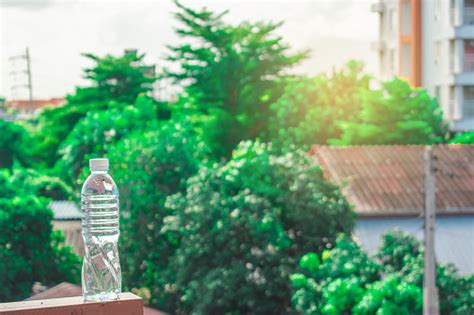 병 물 가정 및 트리 Bokeh 흐리게 Nbackground 하늘에 플라스틱에 벽지를 사용 하 여 패키지 또는 제품 상쾌한 이미지와 Ncopy 공간 감기와 독감에 대한 스톡