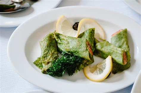 테이블에 흰색 접시에 빨간 캐 비어 팬케이크 맛 있는 세련 된 요리 축제 테이블에서 저녁 식사를 제공 합니다 결혼식 연회에서 축제 테이블에 음식입니다 0명에 대한 스톡 사진