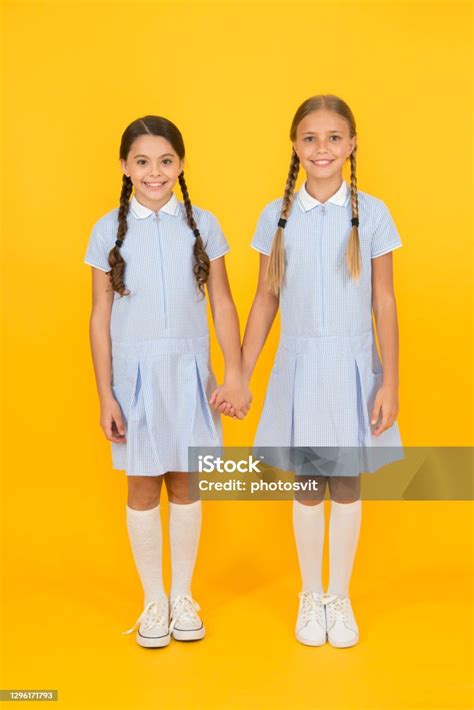 보 세 품 학교 유니폼을 입은 어린 소녀들 복고풍 모습 빈티지 스타일의 어린이 오래된 학교 아이 패션 노란색 배경에 행복한 친구 패션 뷰티 어린 시절의 행복 자매애 개념 2