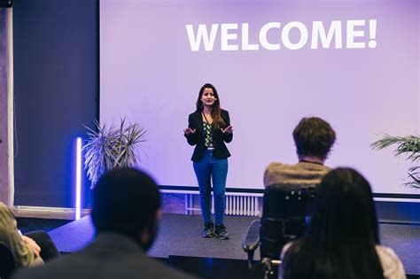 기술 컨퍼런스에서 프레젠테이션을 하는 인도 여성 사업가 연설가에 대한 스톡 사진 및 기타 이미지 연설가 인도 민족 무대 Istock