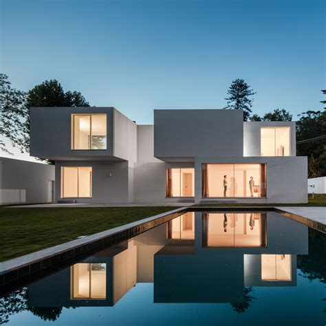 Irregularly Stacked Blocks Define Rooms In House Mr