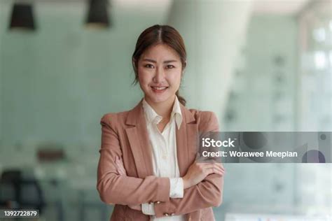 노트북 컴퓨터에서 교육 웨비나 보고 아름 다운 아시아 비즈니스 여자 금융 개념 가상현실에 대한 스톡 사진 및 기타 이미지 가상현실 경영자 공부 Istock