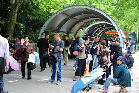 上海人民公园相亲角 家长交流堪比谍战中国经济网——国家经济门户