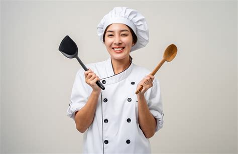 제복을 입은 젊은 아름다운 아시아 여성 요리사가 국자 기구를 들고 부엌에서 요리하는 다양한 제스처 맛있는 요리 메뉴 좋은 맛 부엌 레스토랑에서 요리하는 여자 요리사 사람들