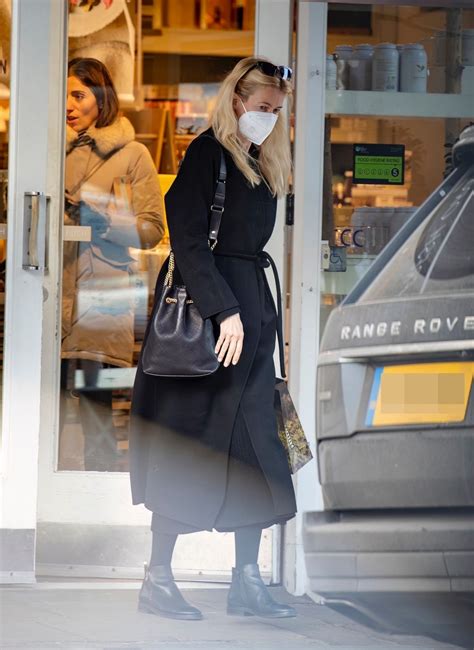 Claudia Schiffer Out Shopping In Notting Hill 01222023 Hawtcelebs