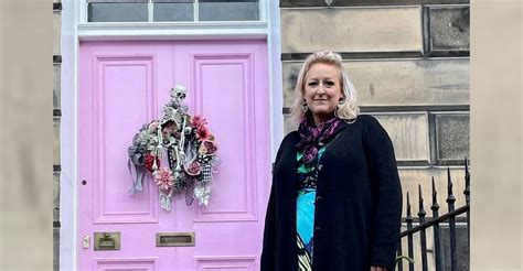 বাড়ির দরজার রং গোলাপী জরিমানা গুনতে হলো ২৩ লাখ টাকা