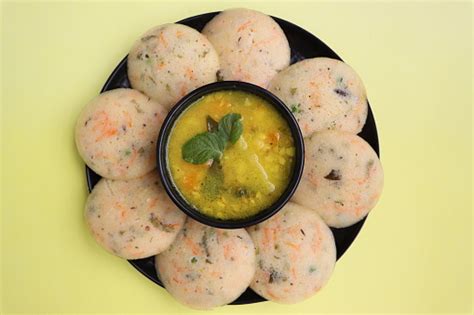 Rava Idli 또는 양질의 거친 밀가루 Idli 또는 양질의 거친 밀가루 요구르트 향신료 채소 인도식 아침 식사로 만든 찐 케이크 이들리에 대한 스톡 사진 및 기타