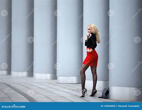 Mädchen Mit Den Perfekten Beinen In Der Strumpfhose Am Stadtplatz