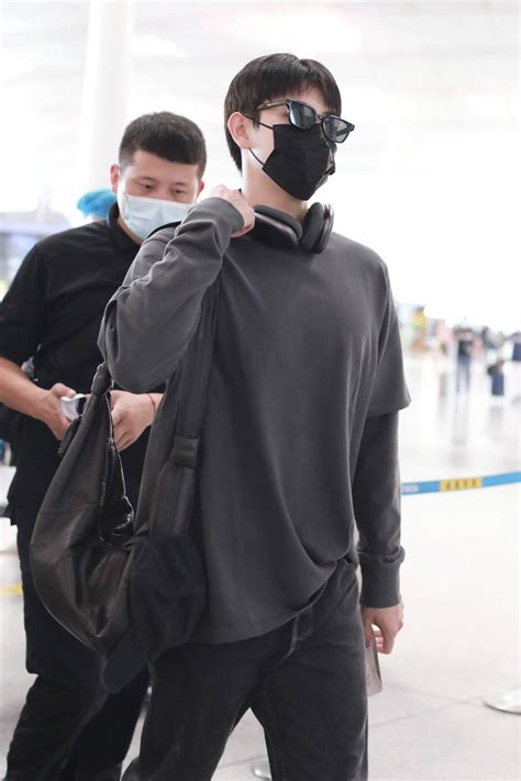 陈飞宇一身黑色装扮现身机场 身型优越气质高冷 搜狐大视野 搜狐新闻