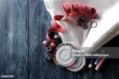 바느질 및 바느질용 액세서리 실 직물 가위 보빈 핀 비문을위한 장소가있는 진한 파란색 나무 배경에 센티미터 상위 뷰 0명에 대한 스톡 사진 및 기타 이미지 Istock