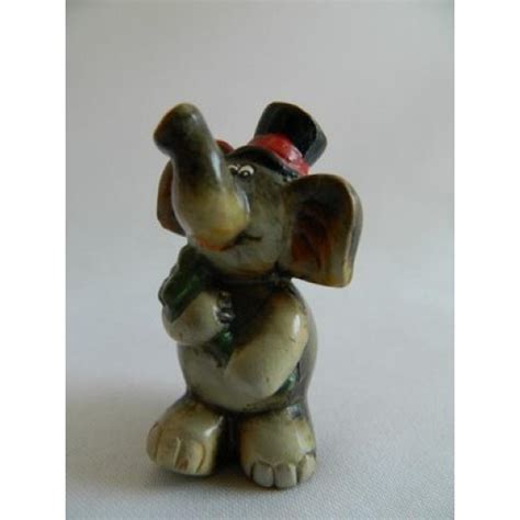 Статуэтка пластик слон в шляпе и с цветами — цена 150 грн в каталоге Статуэтки Купить товары для