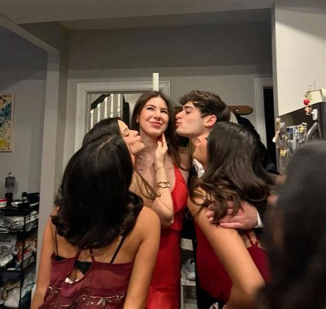 Noah Schnapp W Chloe And Friends In 2025 Schnapp Noah Pretty Boys
