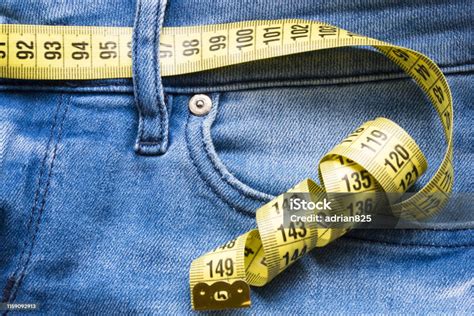 벨트 다이어트 및 체중 감량 개념으로 노란색 측정 테이프와 블루 청바지 건강관리와 의술에 대한 스톡 사진 및 기타 이미지 건강관리와 의술 과체중 규모 Istock