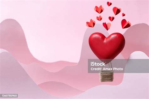 발렌타인 데이 또는 여성의 날과 사랑 개념 배경 빨간 풍선과 종이는 분홍색 구름과 산으로 마음을 잘라 인사말 카드 또는 판매를위한 배너 하트 모양에 대한 스톡 사진 및 기타