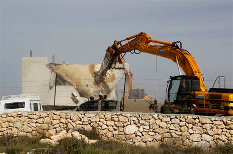 جرافات الاحتلال تنفذ اعمال هدم في بيت جالا غرب بيت لحم رام الله