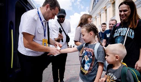 Укрзалізниця фіксує суттєве зростання попиту 4 людини на одне місце в поїздах до моря та Карпат