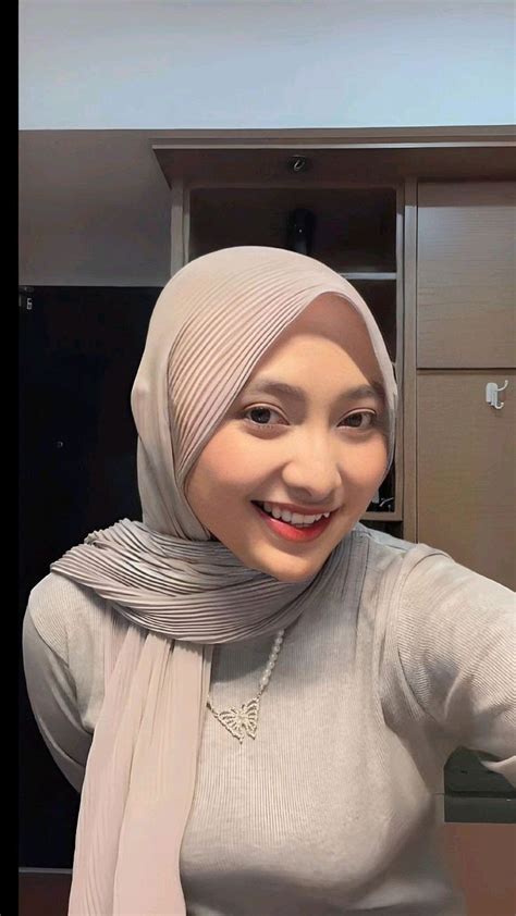 Pin By Yo U On Malay C Tribute In Beautiful Hijab Beautiful Girl Body Short Hair
