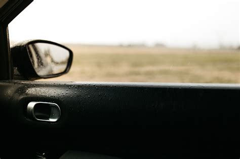 유리를 통해 보이는 백미러 젖은 자동차 창 비 방울을 닫습니다 자동차 보기는 거울을 참조하십시오 개념에 대한 스톡 사진 및 기타 이미지 Istock