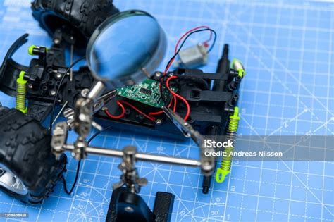 악어 클립과 작은 세부 사항을 보는 데 사용되는 돋보기로 고정 된 회로 기판이있는 장난감 자동차의 클로즈업 연구에 대한 스톡 사진 및 기타 이미지 Istock