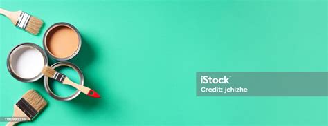 트렌디 한 녹색 배경에 브러시와 오픈 페인트 캔을 페인트 상단 보기 복사 공간 아파트에 대한 리노베이션 수리 건물 및 주택 설계 개념 2020년에 대한 스톡 사진 및 기타