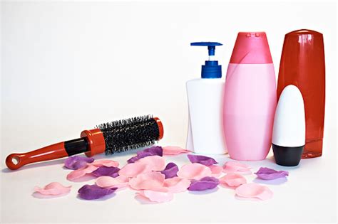 빗 샴푸 액체 비누 향기로운 목욕 잎 및 흰색 배경에 다른 세면 용품 0명에 대한 스톡 사진 및 기타 이미지 0명 개수대 개인 장식품 Istock